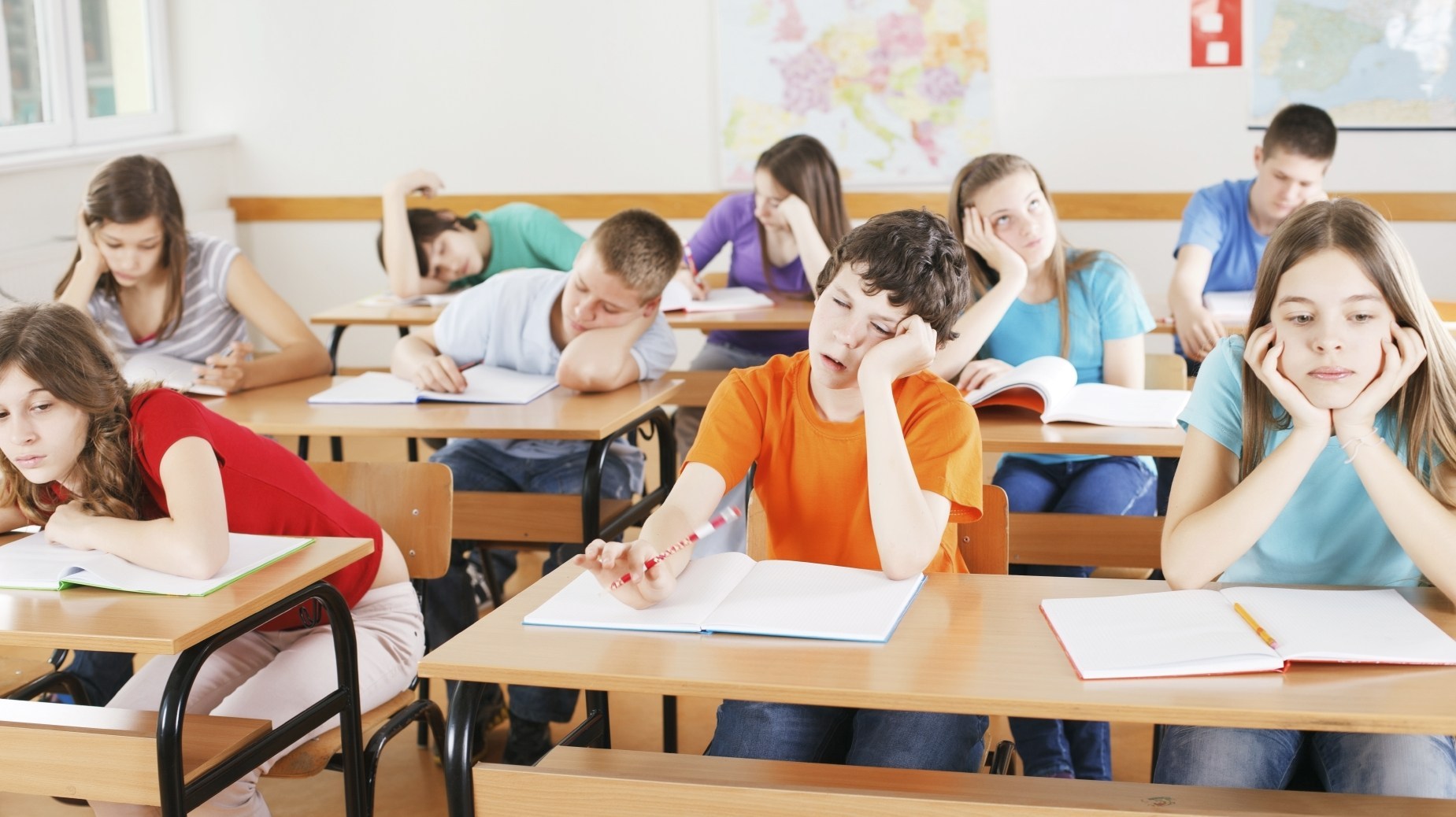 Schoolchildren bored in a classroom, during lesson. - Instituto Itard